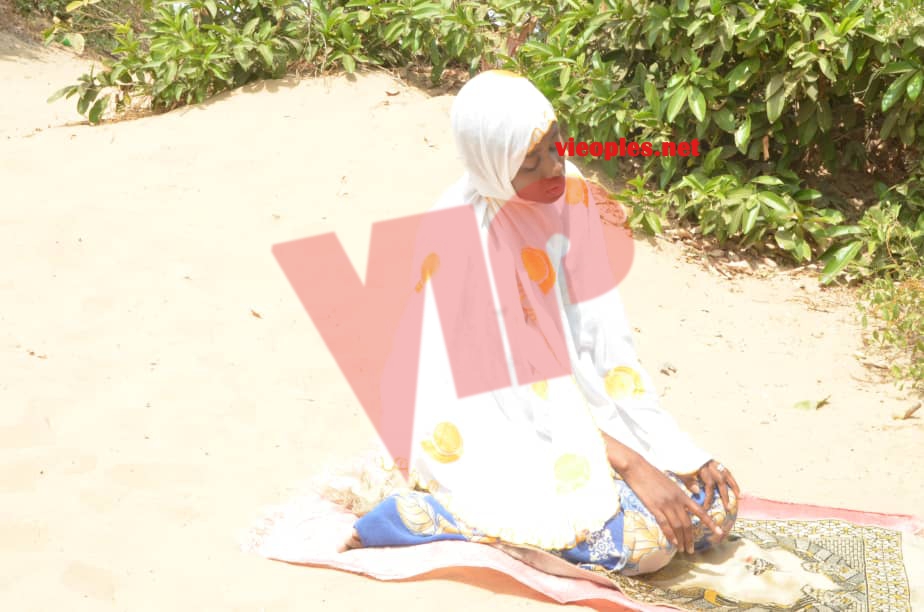 Queen Biz fait ses prières sur la place de Cheikh Omar Foutiyou Tall en ...