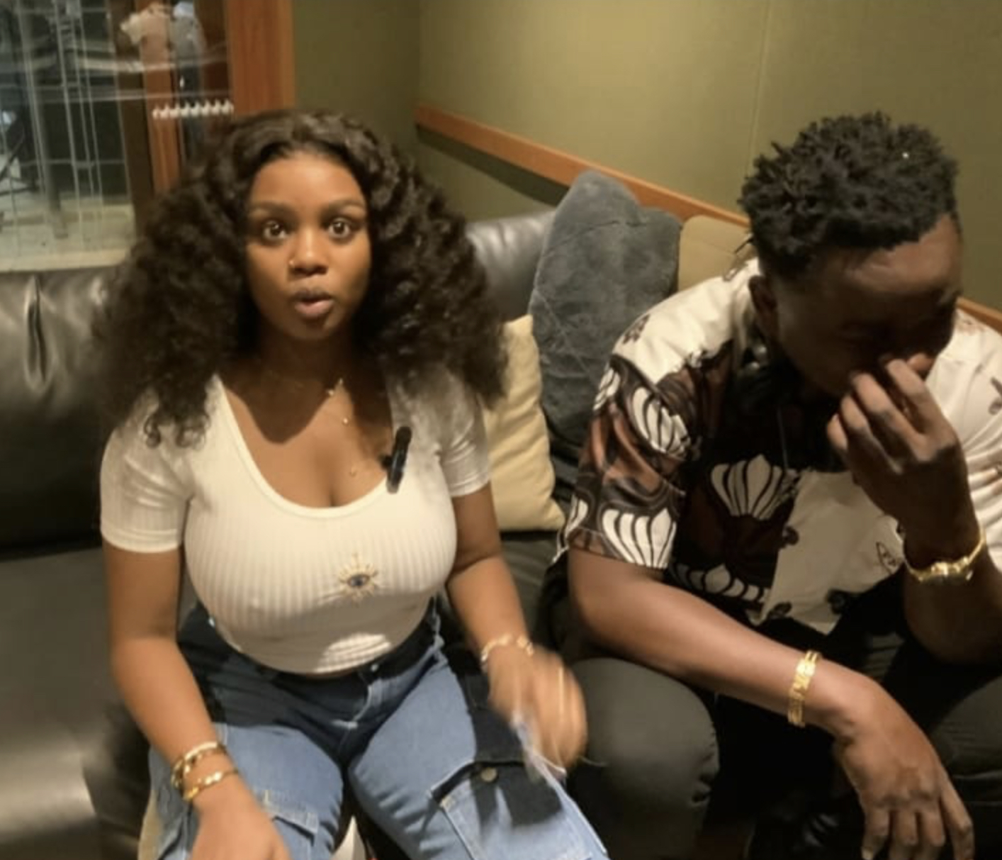 PARIS: Dieyna Balde arrive à Paris pour rejoindre le groupe au studio ...